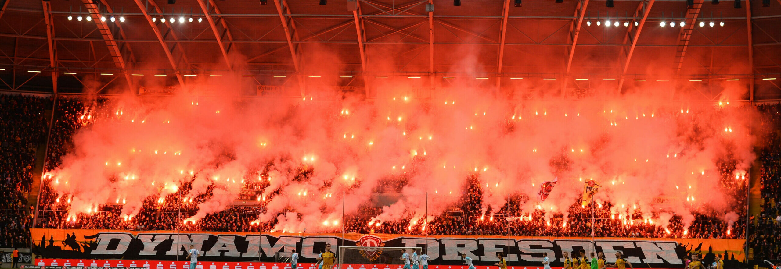 Video: Dynamo-Fans zünden große Pyroshow – liga2-online.de