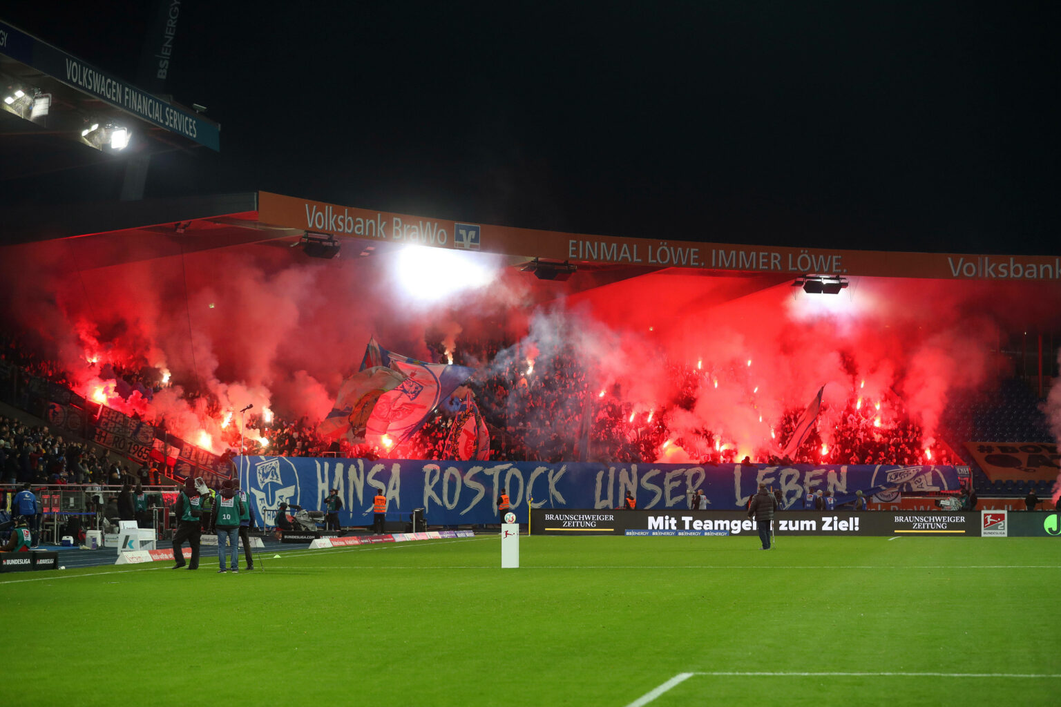 Video: Hansa-Fans zünden große Pyroshow in Braunschweig – liga2-online.de