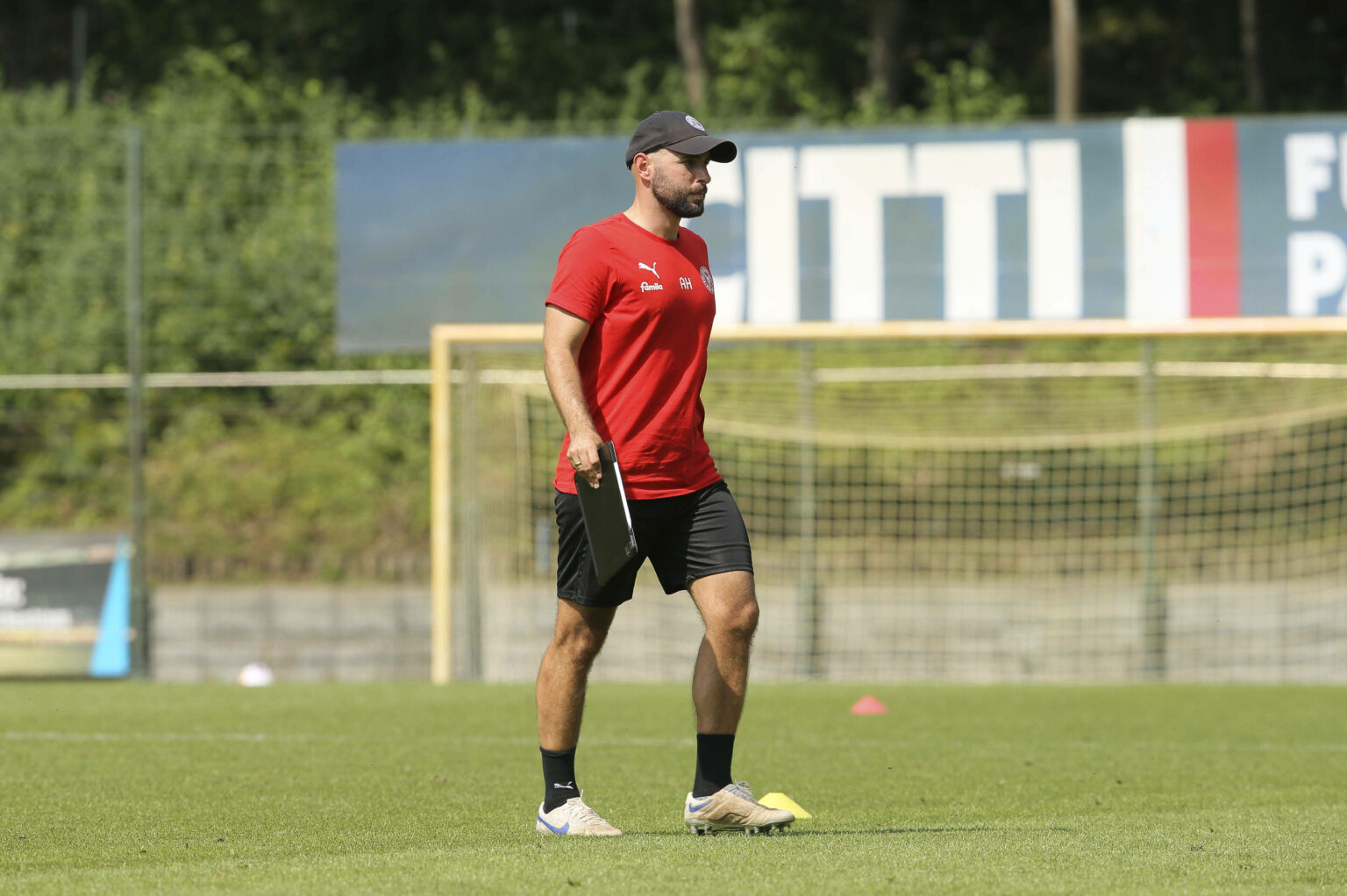 Bis 2026: Holstein Kiel verlängert mit Co-Trainer Alexander Hahn ...