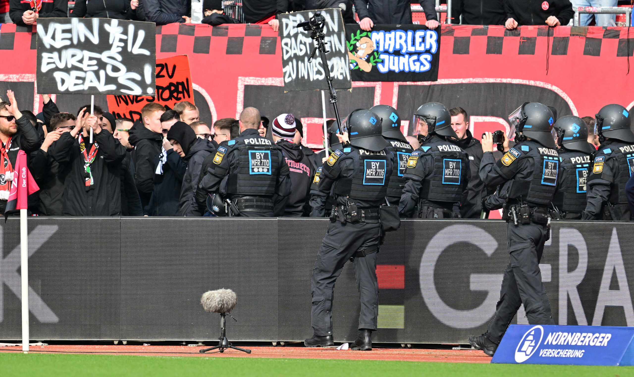 Proteste gegen die DFL: FCN-Fans stürmen Innenraum – liga2-online.de