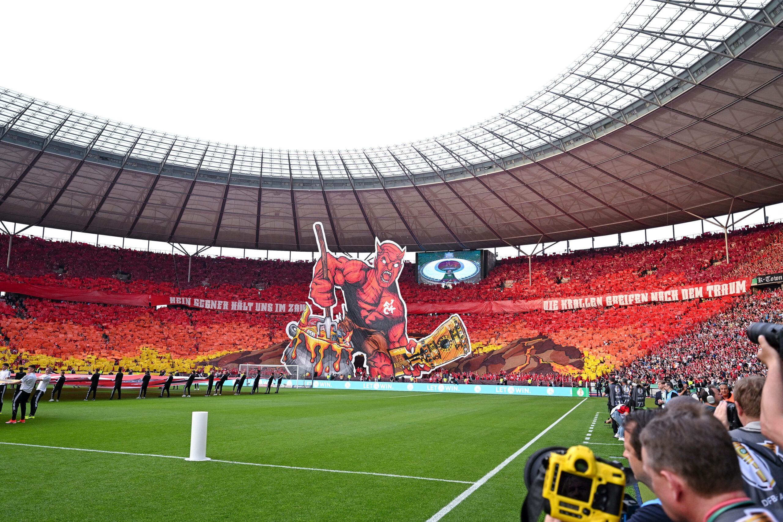 Video: FCK-Fans zeigen riesige Choreo vor Pokalfinale – liga2-online.de