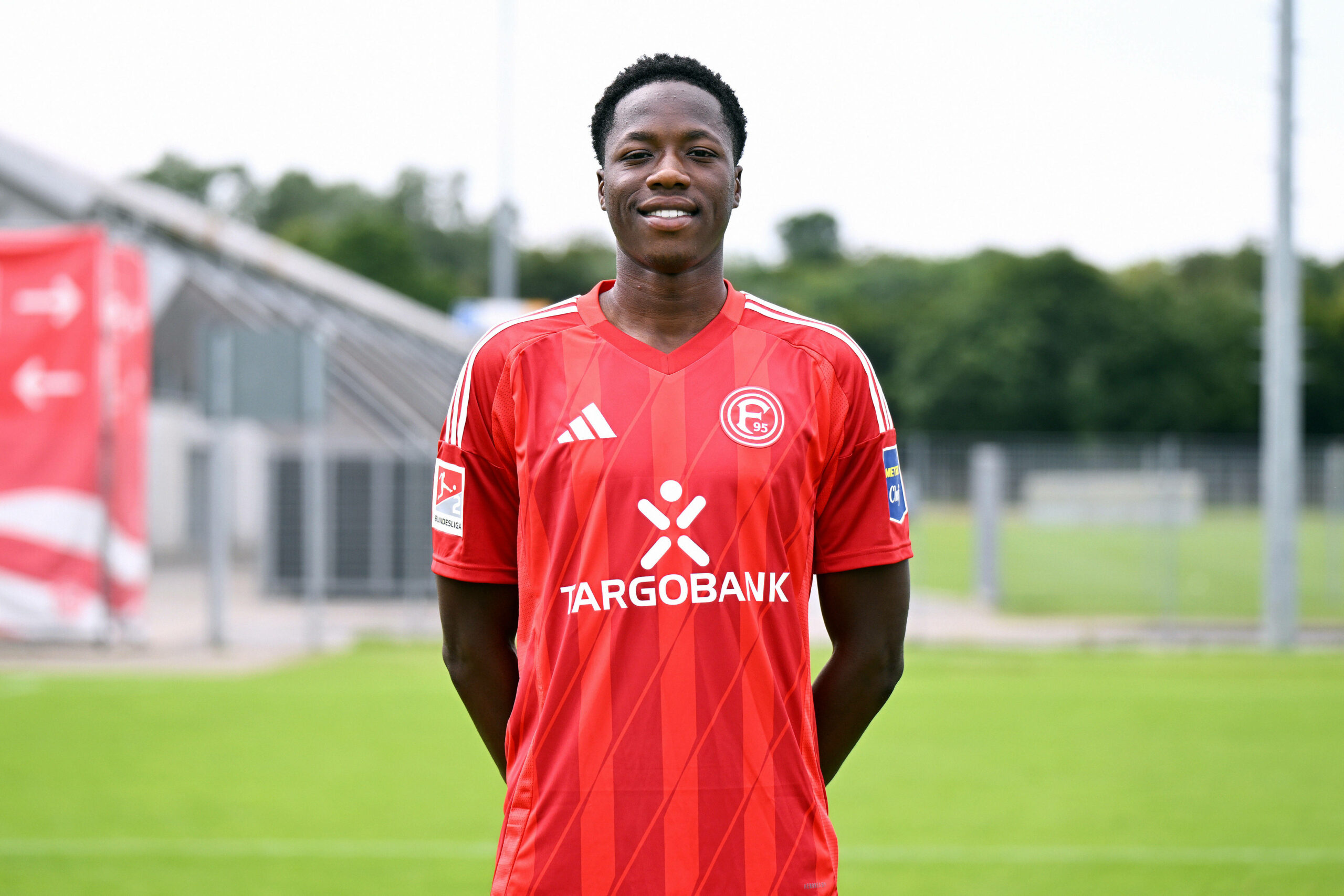 King Manu unterschreibt ersten Profivertrag bei Fortuna Düsseldorf ...