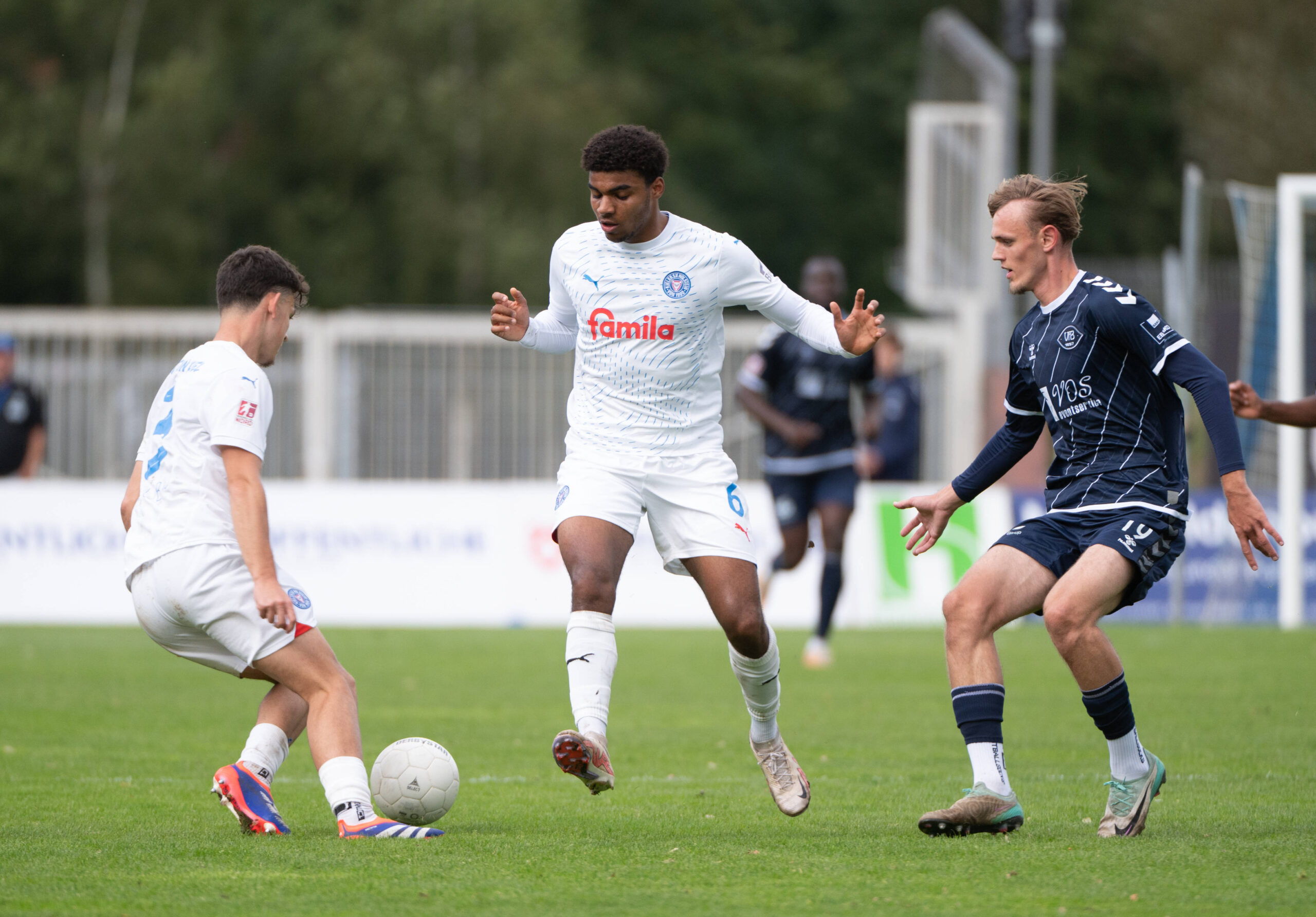 Erster Profivertrag: Kiel bindet Ugoh bis 2028 – liga2-online.de